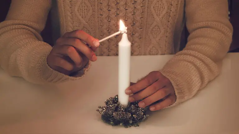 Traditional Christmas Carols: The Ultimate Guide + 50 Songs